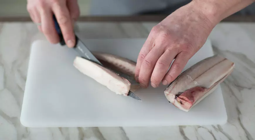Cutting of frozen mackerel on fillet