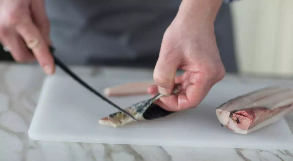 Cutting of frozen mackerel on fillet