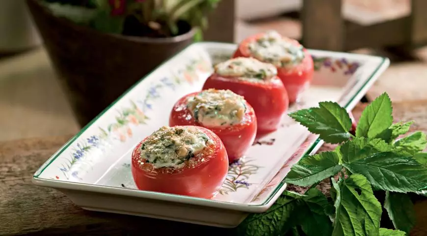 Tomates avec ricotta, noix malade et cédière