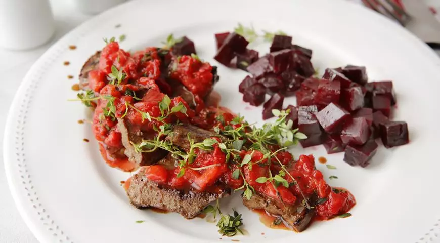 Fried liver with strawberry, beet and thyme