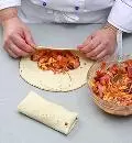 Stock Foto Cooking Recipe: Sausages na may beans sa isang tortille sa isang mabagal na kusinilya, hakbang na numero 5