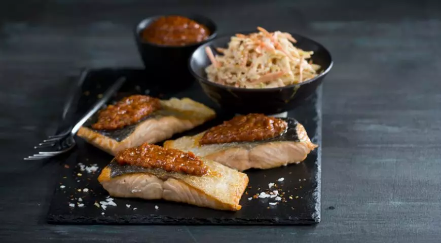 Barbeku dari salmon panggang Norway dengan Salad Basel Apple