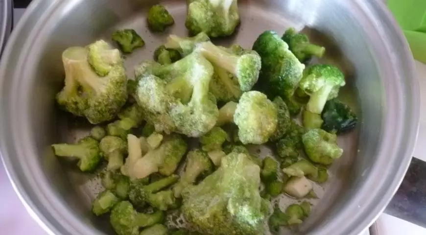 Yi broccoli da masara, ƙara kayan yaji