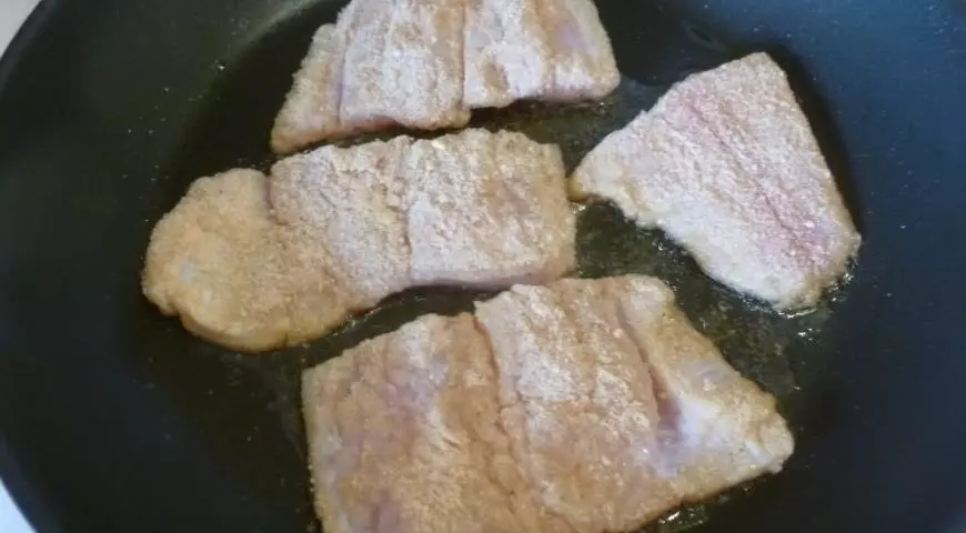 Soya pangasius fillet a cikin gurasa har zuwa shiri