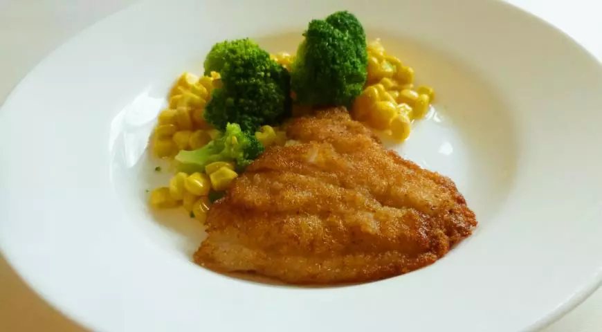 Pangasius tare da broccoli da masara a shirye don abinci