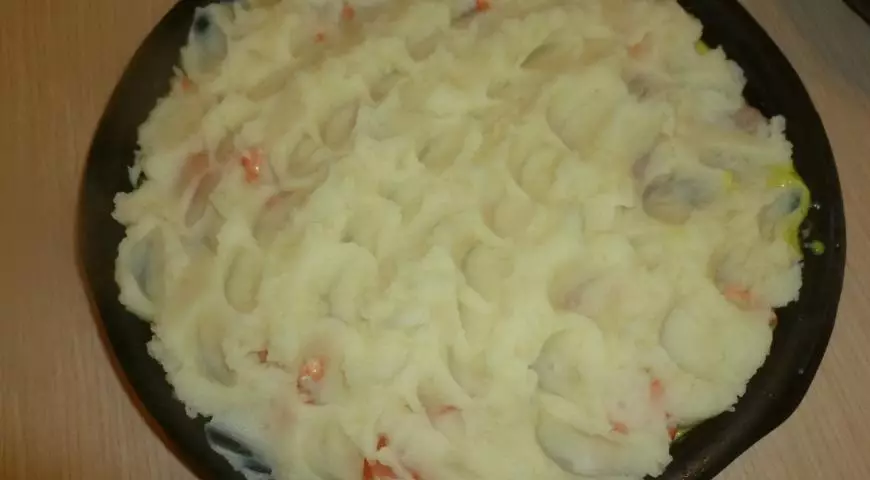 The top is fractive by potato mashed potatoes, bake in the oven