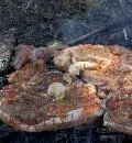 Poser des steaks sur la grille de grillade