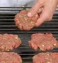 Foto av förberedelse av ett recept: hamburgare från kalvkött med lök, steg №4