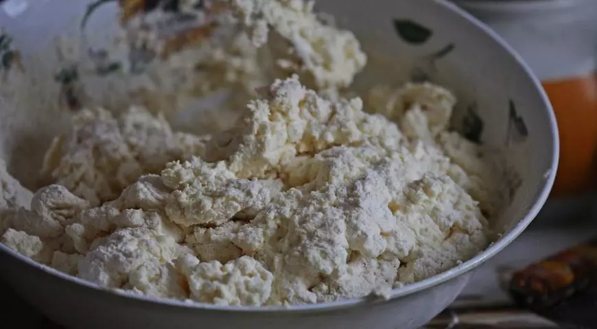 We mix the dough from cottage cheese for winter pies