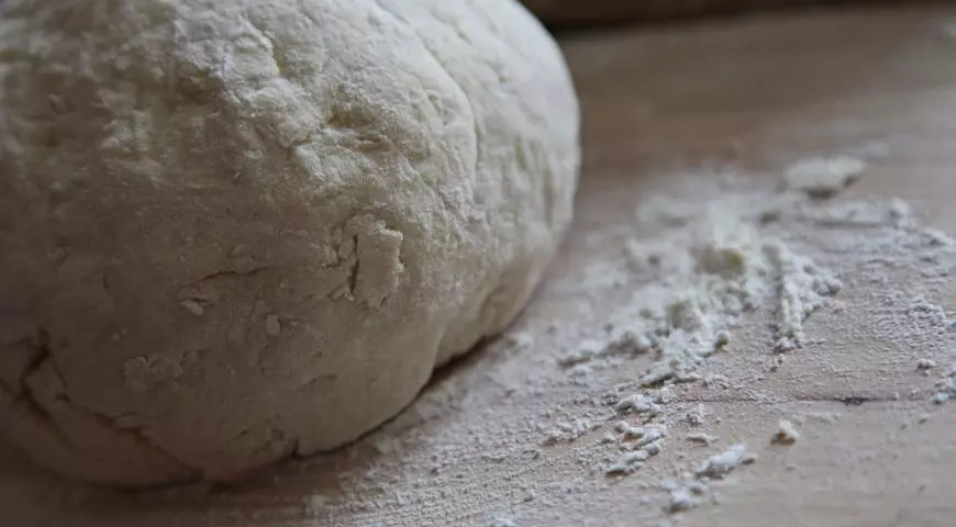 Roll the ball from the dough and leave in the refrigerator