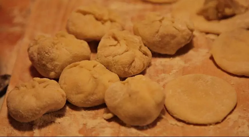 Lay out the stuffing on the dough circles and take off