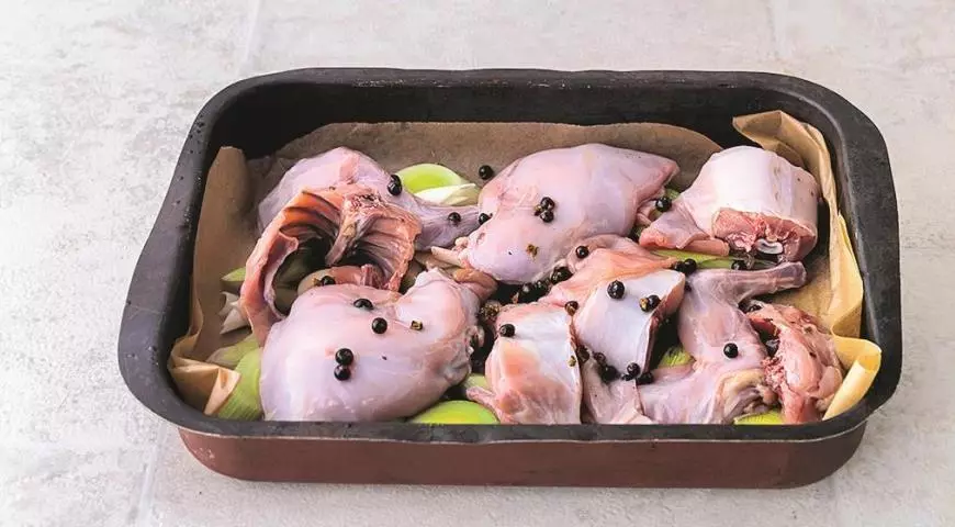 Stock Foto Cooking Recipe: Baked Rabbit kun junipero, paŝo №4