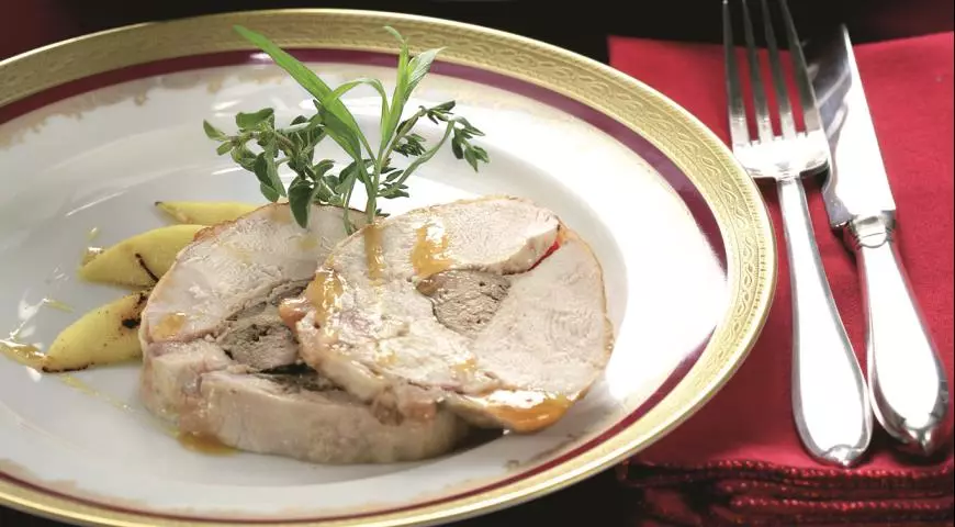 Galantine avy amin'ny akoho miaraka amin'ny atiny, holatra ary basil