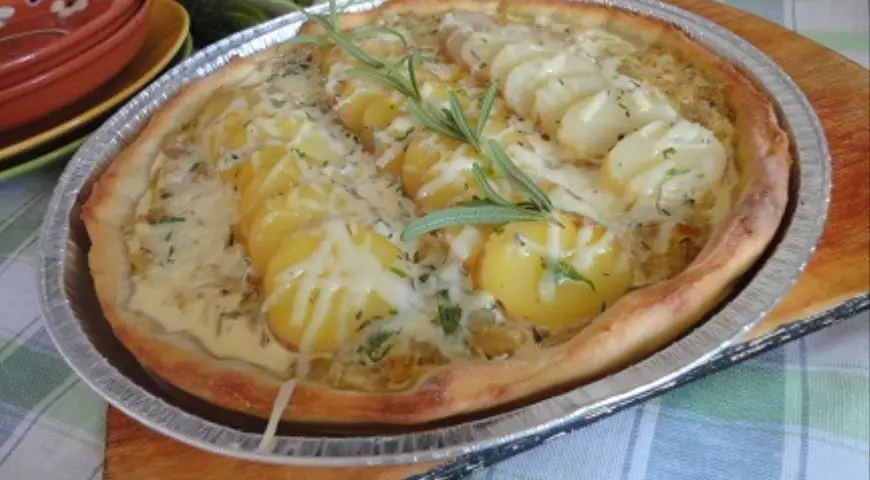Low Pie ​​with Young Potatoes
