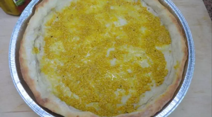 Sibuyas cake na may mga batang patatas, lubricate ang batayan ng cake mustasa