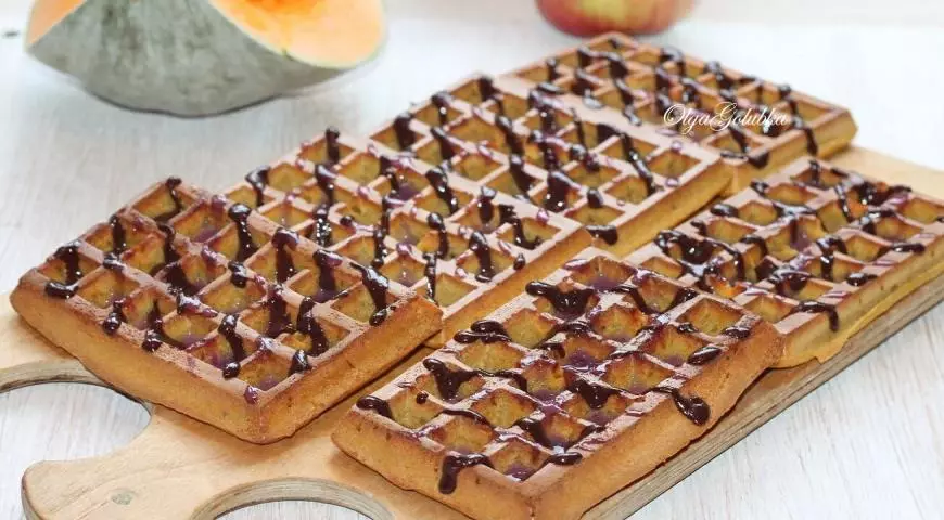 Siap waffles pour saus coklat