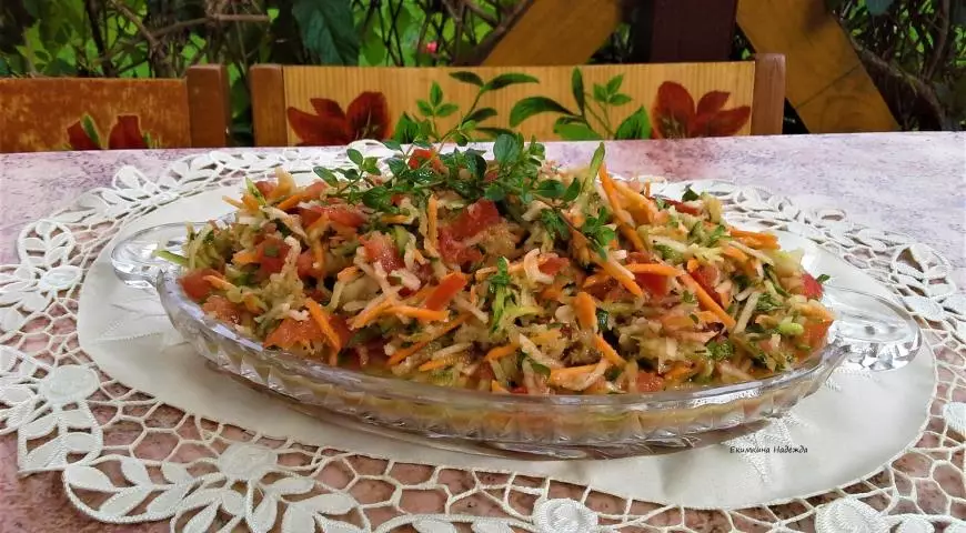 Salad ringan sayur-sayuran mentah