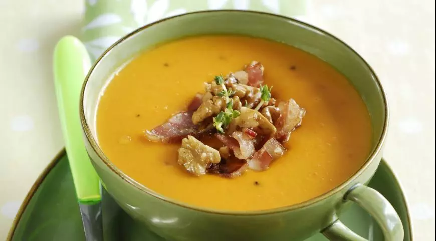 Sup labu dan wortel dengan bacon dan kacang-kacangan