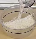 Foto de la preparación de una receta: un alboroto con fideos de arroz, paso número 2