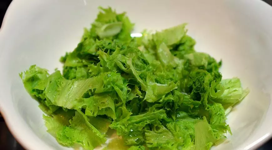 Colocar folhas de alface na tigela de salada