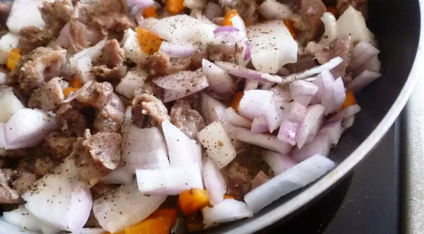 Couper des oignons et ajouter dans la casserole à l'estomac de poulet