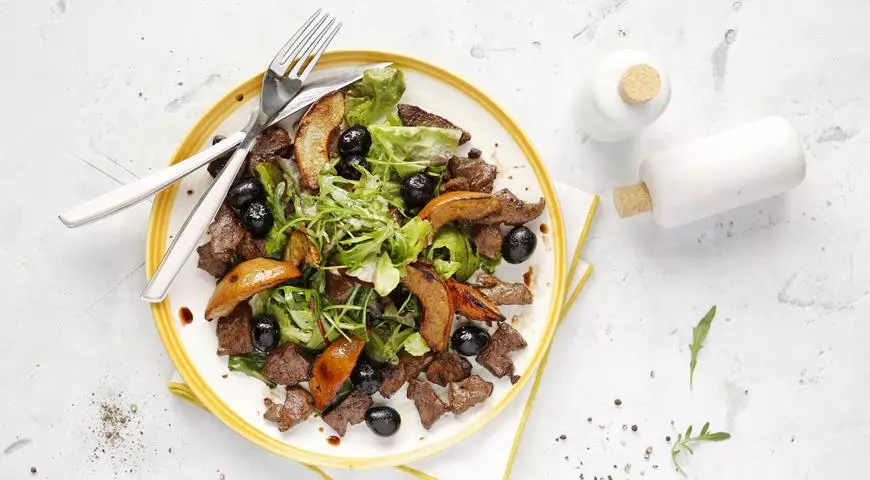 Salada quente com fígado e frutas