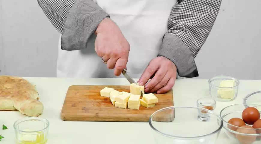 Foto de stock Receita de cocción: ovos revoltos con suluguni asados, número de paso 1