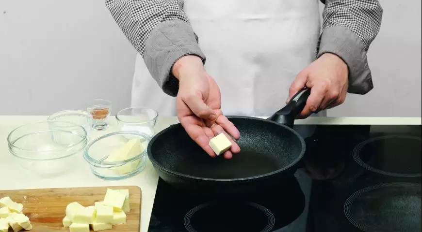 Foto da preparação da receita: ovos mexidos com suluguni assado, passo número 4