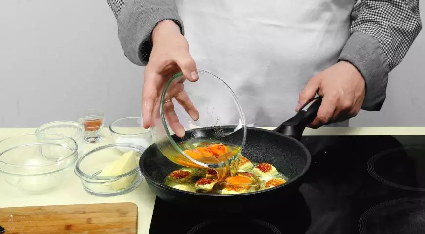 Foto da preparação da receita: ovos mexidos com suluguni assado, passo número 5