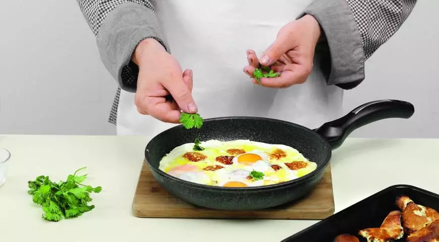 Foto de stock Receta de cocina: huevos revueltos con Suluguni asado, paso número 6