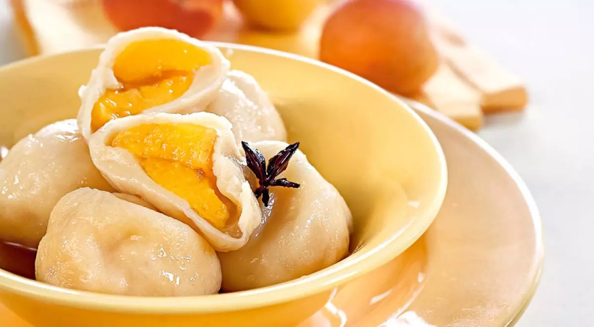 Dumplings pẹlu awọn apricots ati eso ṣuga oyinbo aladun