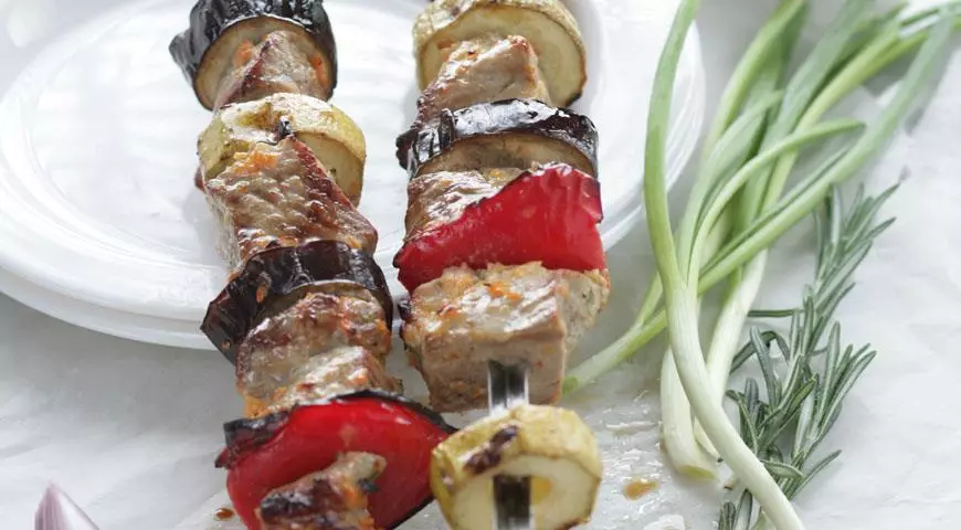 Ingulube kebab kwimifuno ye-marinade