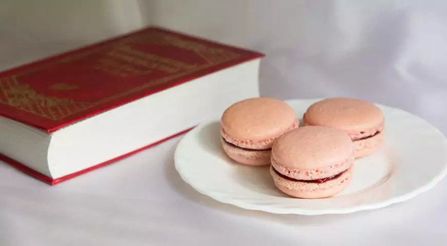 Macaron me rrëfim Cranberry-mjedër