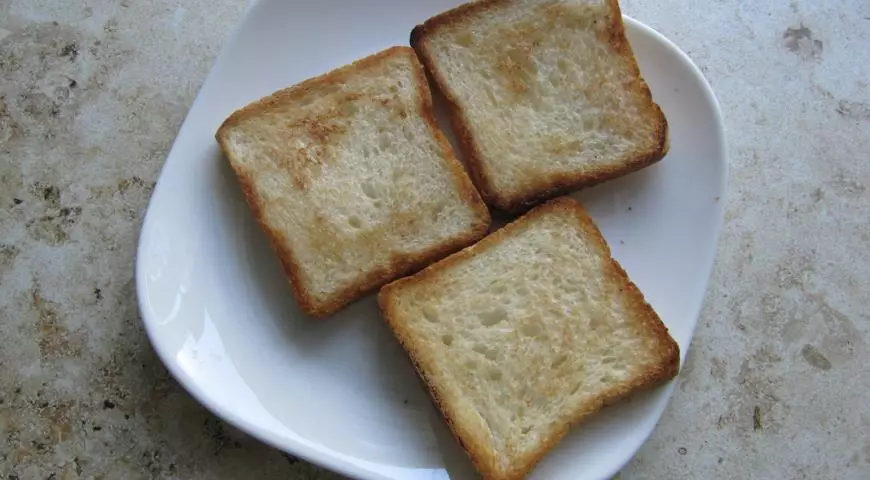 نان برای ساندویچ های سرخ شده بر روی یک ظرف پخت خشک