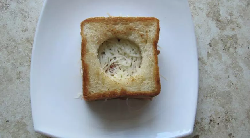 Να βάλει μια φέτα ψωμιού με ένα κέντρο αποκοπής για το τυρί