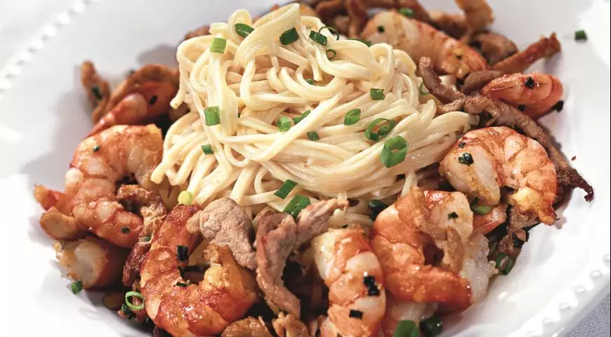 Noodles ერთად ღორის და shrimp