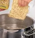 Stock Photo Cooking Recipe: Noodles miaraka amin'ny kisoa sy ny henan-kisoa, dingana 3