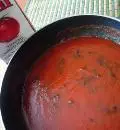 Préparer la sauce tomate pour la pizza et préparer des ingrédients à remplir