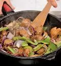 Фото приготування страви: Піджарка зі свинини з картопляними часточками, крок №6