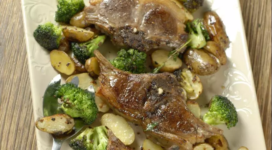 Baranje ribs with potatoes and broccoli