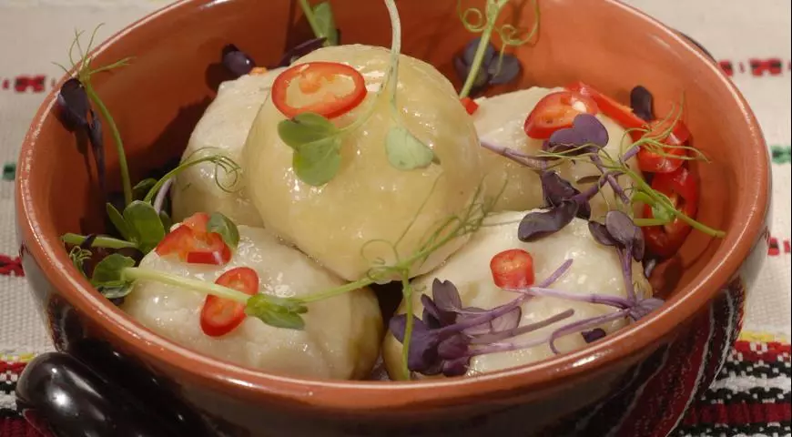 Kartoffel dumplings med svinekød