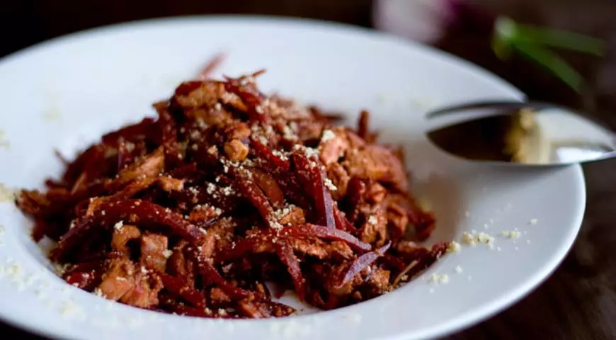 Salad ayam siap dengan bit makan ke meja