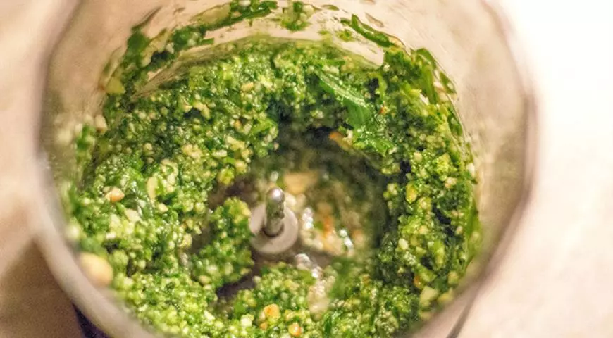 Pregătirea pesto.