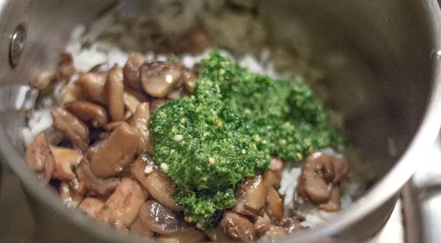 Conecte el arroz, los champiñones y el pesto, mezcle y sirva a la mesa.