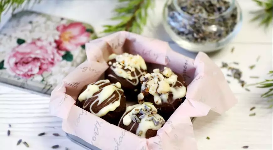 Chocoladesuikergoed met romige kaas en lavendel