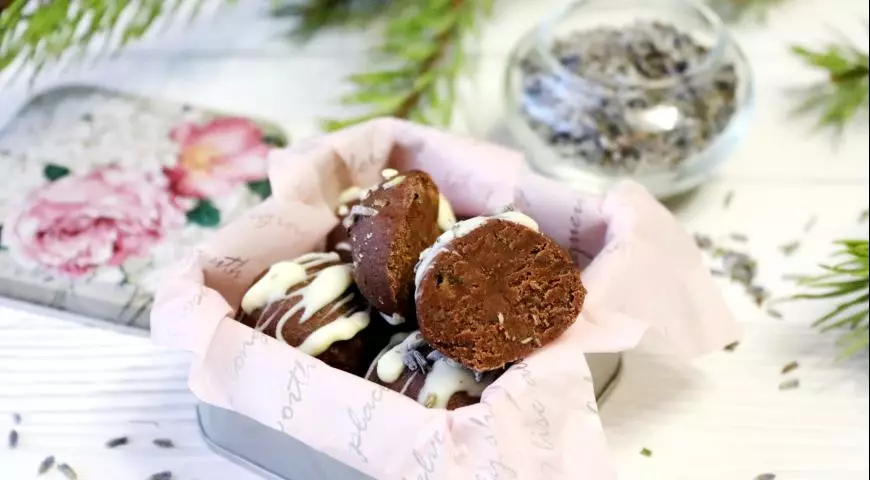 Chocoladesuikergoed met romige kaas en lavendel