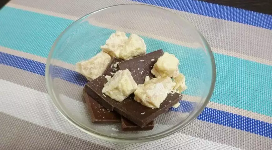 Stock foto Recepta de cuina: caramels de xocolata amb formatge cremós i lavanda, pas número 2