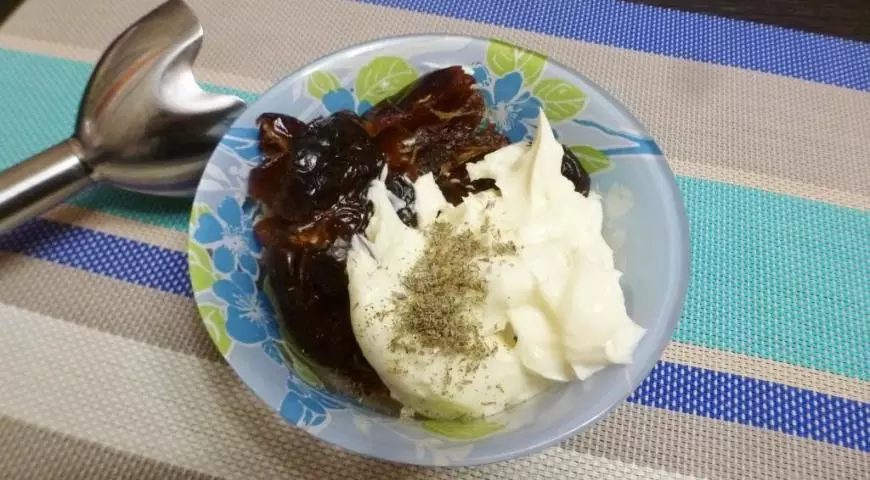 Stock foto Recepta de cuina: caramels de xocolata amb formatge cremós i lavanda, pas número 3