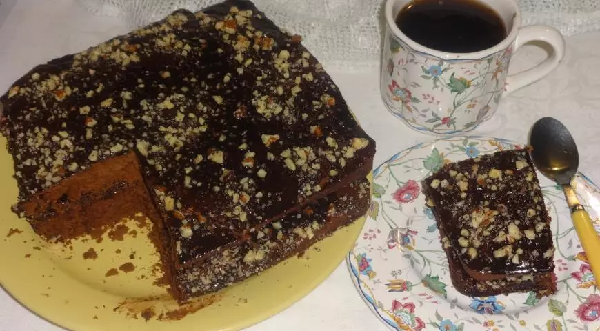 Torta al cioccolato veloce con noci e glassa al cioccolato