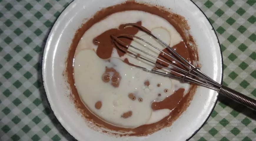 Foto della preparazione della ricetta: torta al cioccolato veloce con noci e glassa al cioccolato, il punto numero 4